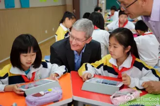 Tim-Cook-China-tour-03