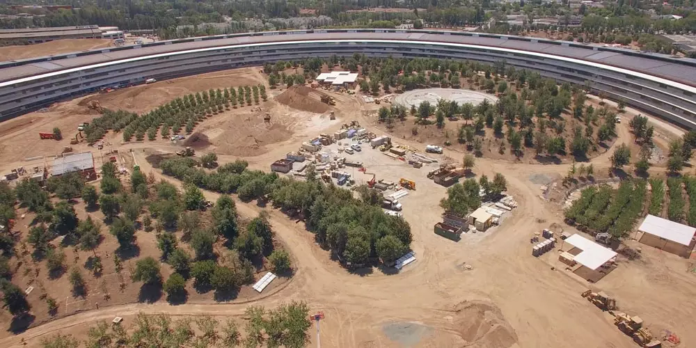 Video drone 4K Apple Park paling anyar nuduhake pusat pengunjung, kandhang bersejarah sing dipasang maneh, liyane 49972_1