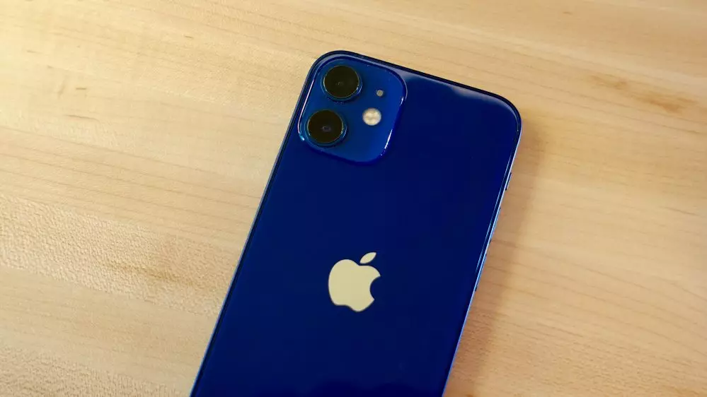 Praktiski: iPhone 12 mini salīdzinājumā ar iPhone 12 Pro Max dizainu 61118_17