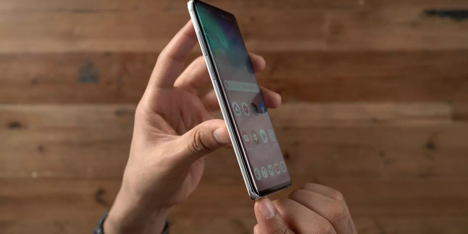 Écran Galaxy S10+ contre iPhone Edge