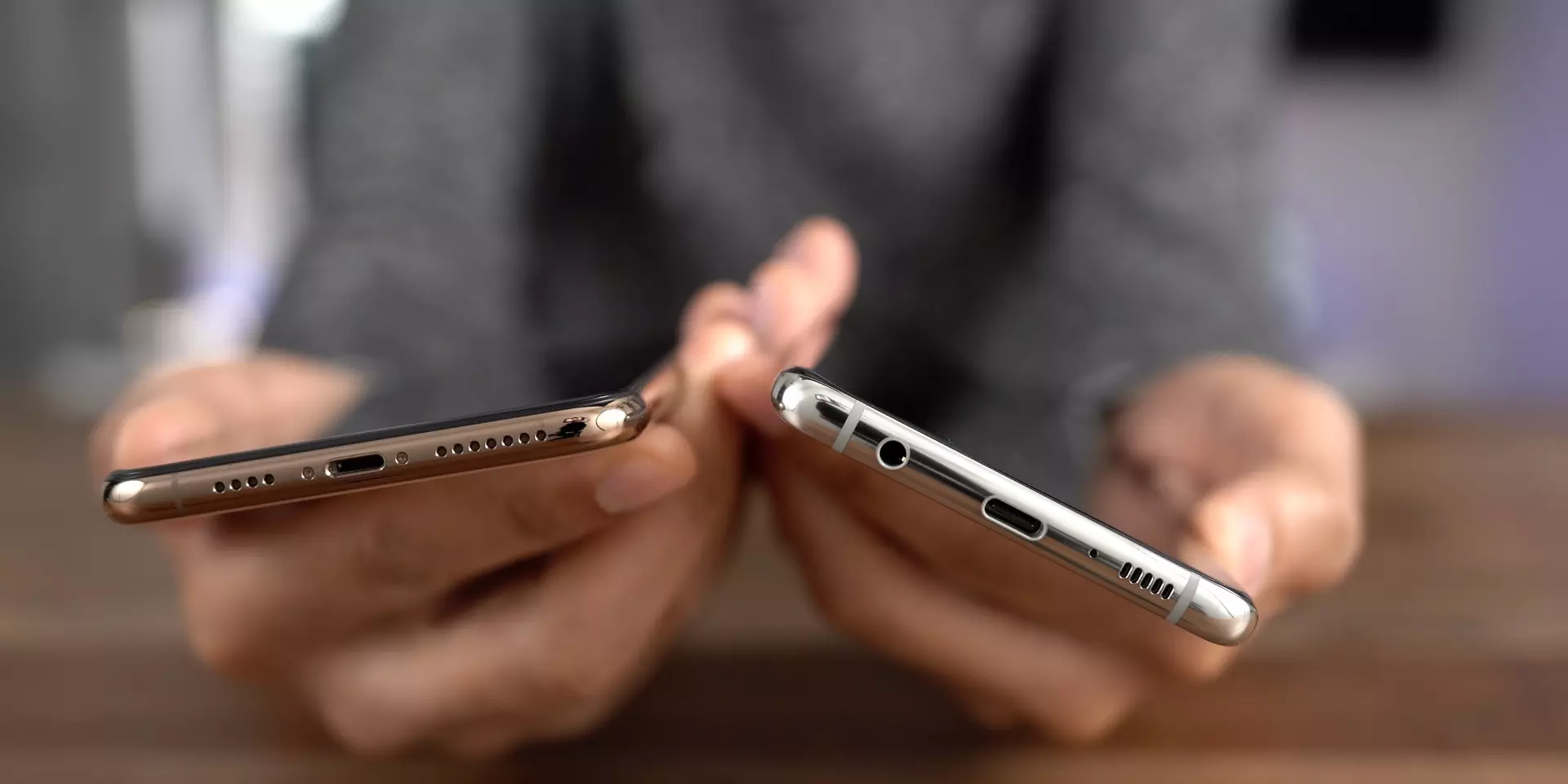 Galaxy S10+ vs iPhone priključak za slušalice