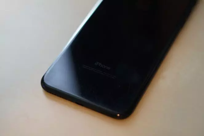 iPhone 7 Plus ពណ៌ខ្មៅ ៣