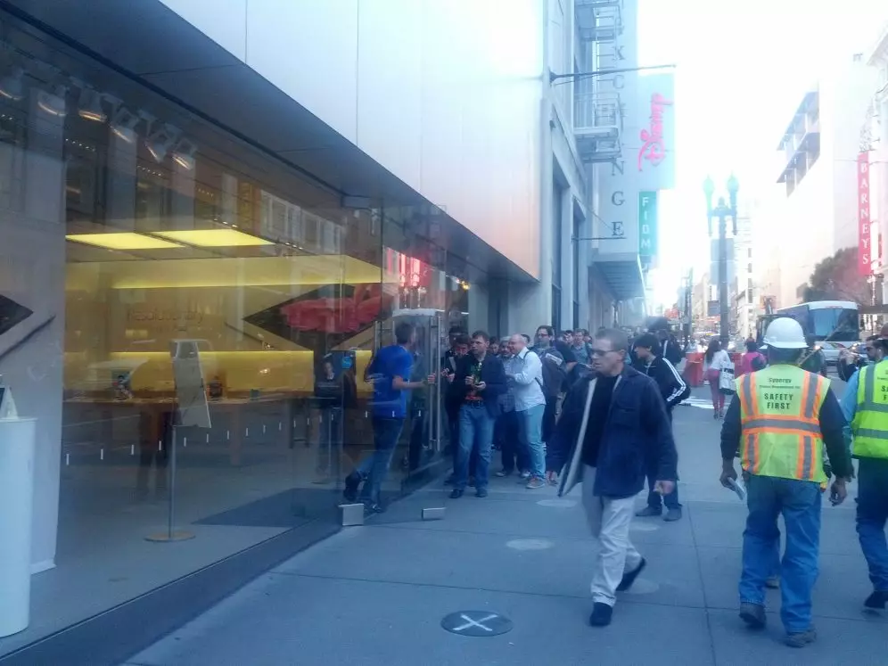 Apple Store line