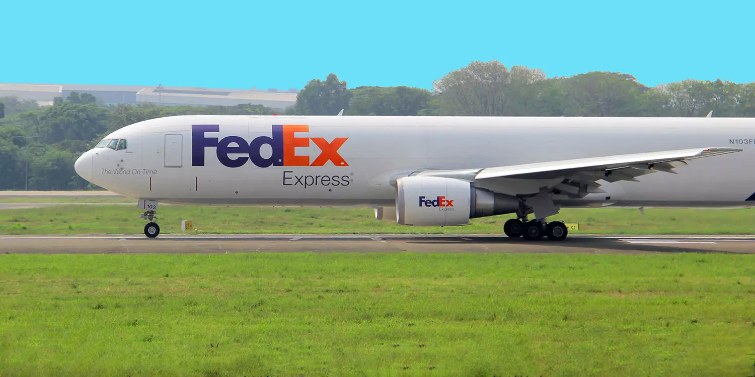 Foto do avión de Fedex na pista | Só hai tres Mac dispoñibles para o envío inmediato de Apple