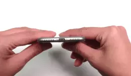 Qulaqlıq girişi iPhone 7 maketlərində və sızmalarda tapılmadı.