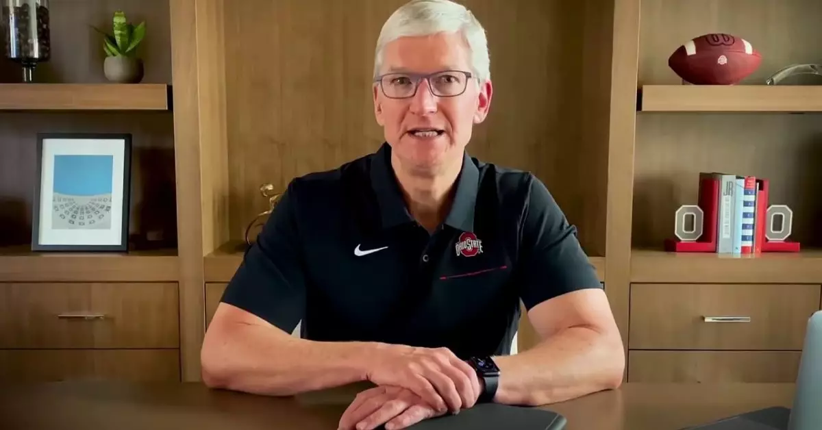 [Cusbooneysiin: In ka badan] Fiidiyow: Tim Cook wuxuu u soo gudbiyaa ciwaanka bilowga ah ardayda ka qalin jabisay Gobolka Ohio