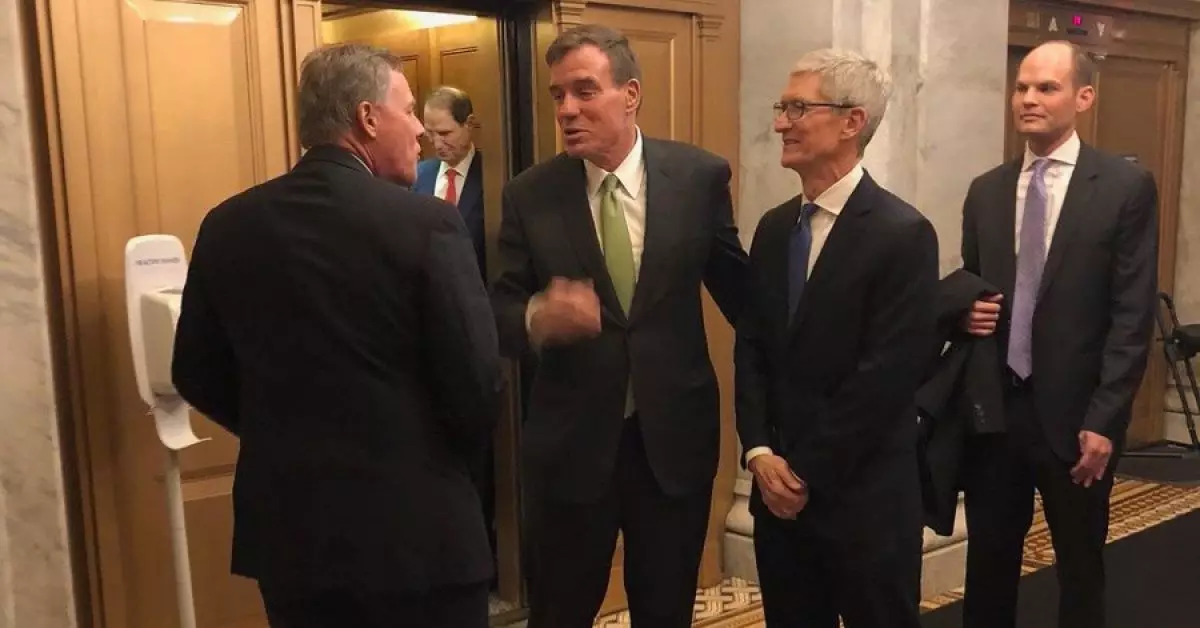 Tim Cook si mescola ai legislatori a Capitol Hill durante la visita a Washington D.C.