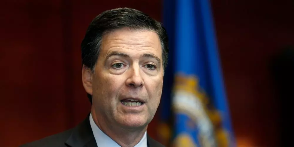 FBI-direktoro James Comey rekomendas ke ĉiu metu kovrilon sur la retkameraon de sia komputilo