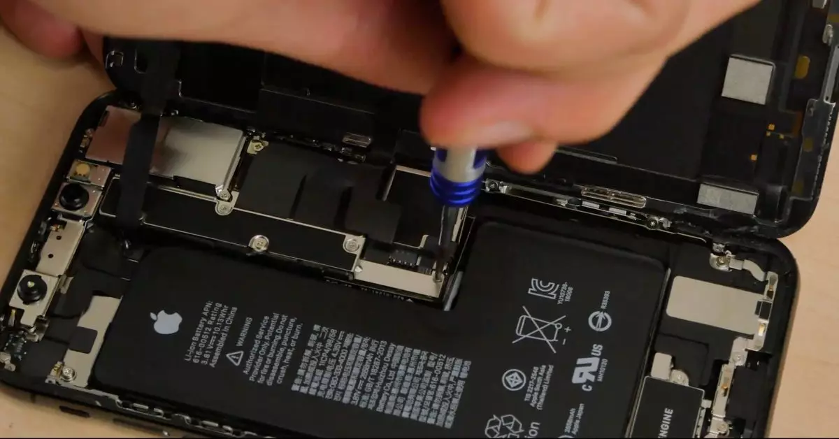 Thawj iPhone XS teardown nthuav tawm ntau cov ntsaws ruaj ruaj, tshiab ib pob L-shaped roj teeb sab hauv [Video]