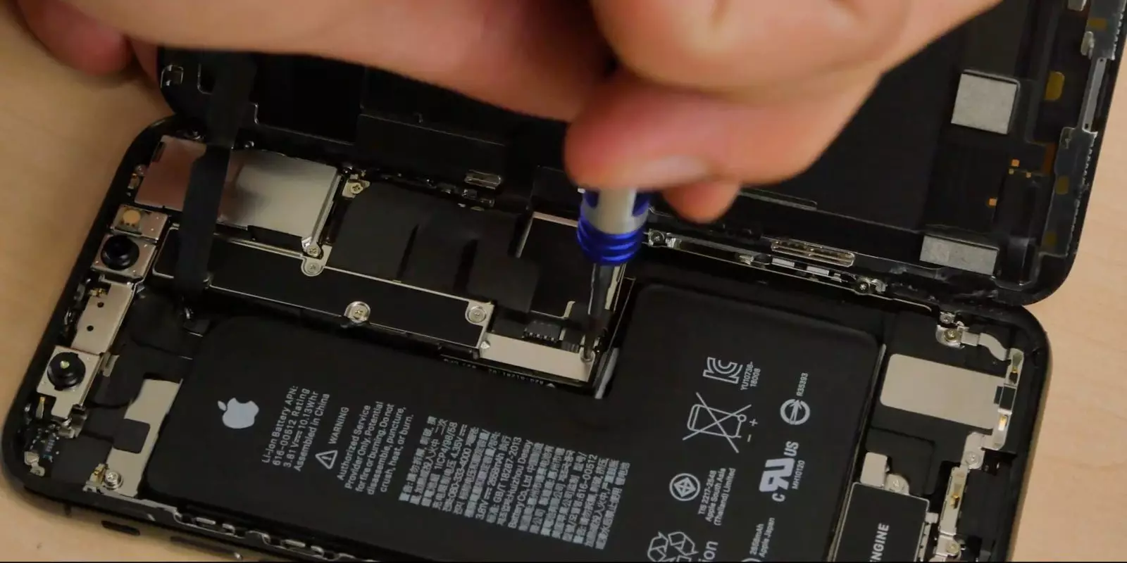 Første nedrivning av iPhone XS avslører mer vanntette forseglinger, nytt enkeltpakke L-formet batteri inne [Video] 74154_1