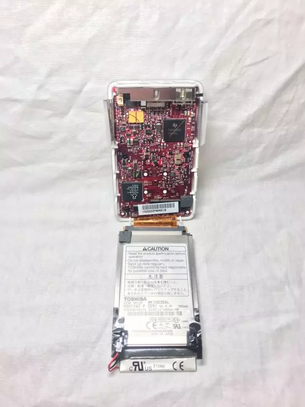 Un rare prototype d'iPod original de 2002 avec carte interne rouge fait son chemin vers eBay, demandant 100 000 $