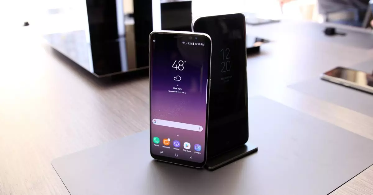 Ҳисоботҳои истеъмолкунандагон: Galaxy S8, сарфи назар аз сенсори изи ангуштони қафои "ногувор ҷойгиршуда" аз iPhone 7 беҳтарин аст