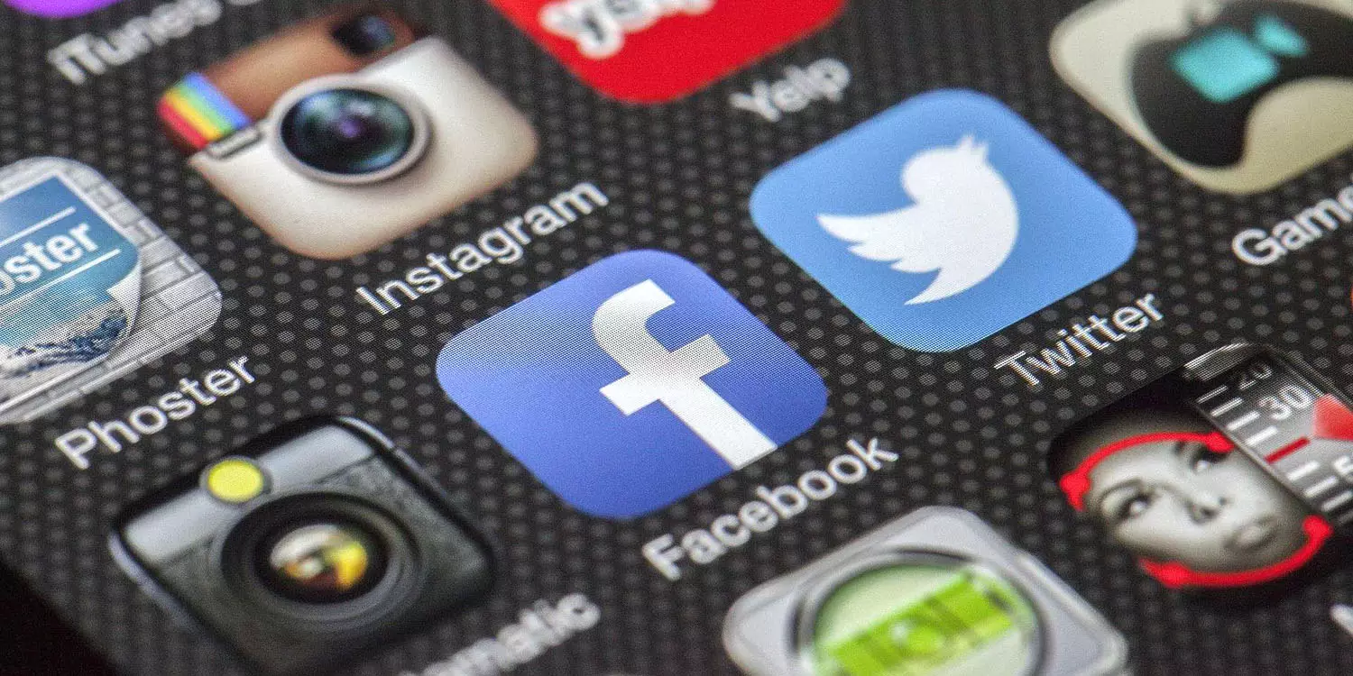 „Twitter“ ir „Facebook“ panaikina šimtus netikrų paskyrų, susijusių su Iranu ir Rusija 76051_1