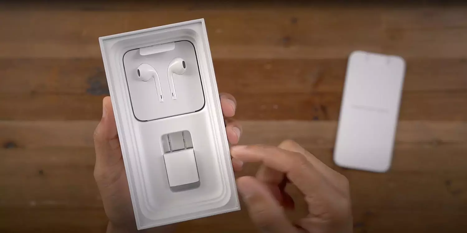 Kein Ladegerät oder EarPods in der schlanken iPhone 12-Box