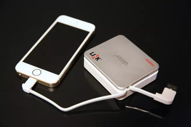 Recenzo: Link Power Drive de Imation aldonas 16/32/64GB da stokado al kompakta 3,000mAh Lightning-baterio.