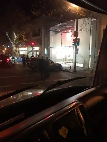 Palo Alto Apple Store zasiahol a utiekol poškodil prednú časť skla [Fotografie]