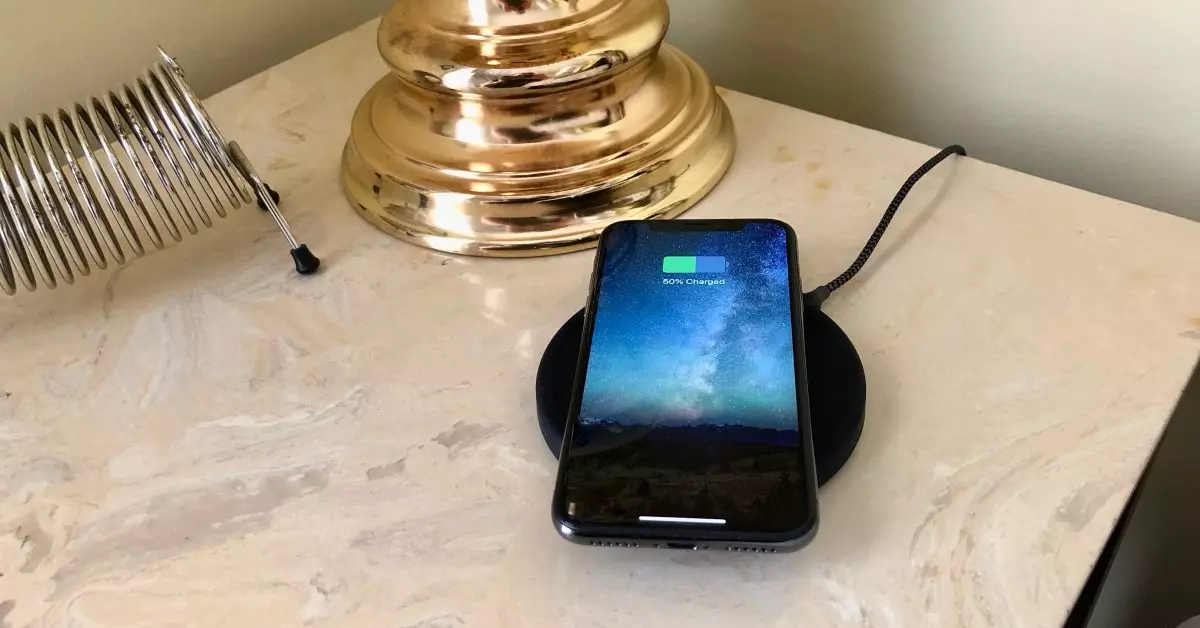 Praktisch mit dem ablenkungsfreien kabellosen NightPad-Ladegerät von ElevationLab für das iPhone