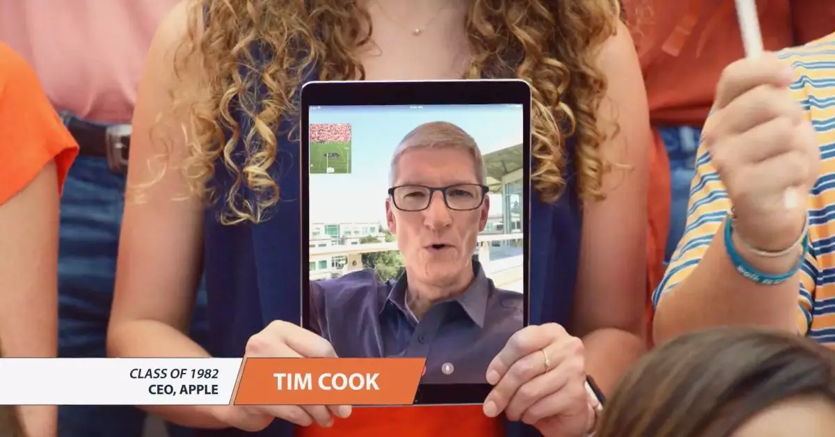 Tim Cook ag coinneáil an t-aitheasc tosaigh le céim fhíorúil i Ohio State ar 3 Bealtaine