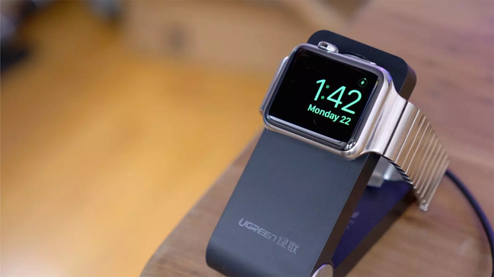 Hannun Hannu: Cajin Magnetic Mai ɗaukar hoto na Ugreen Tsaya don Apple Watch [Video] 78534_1