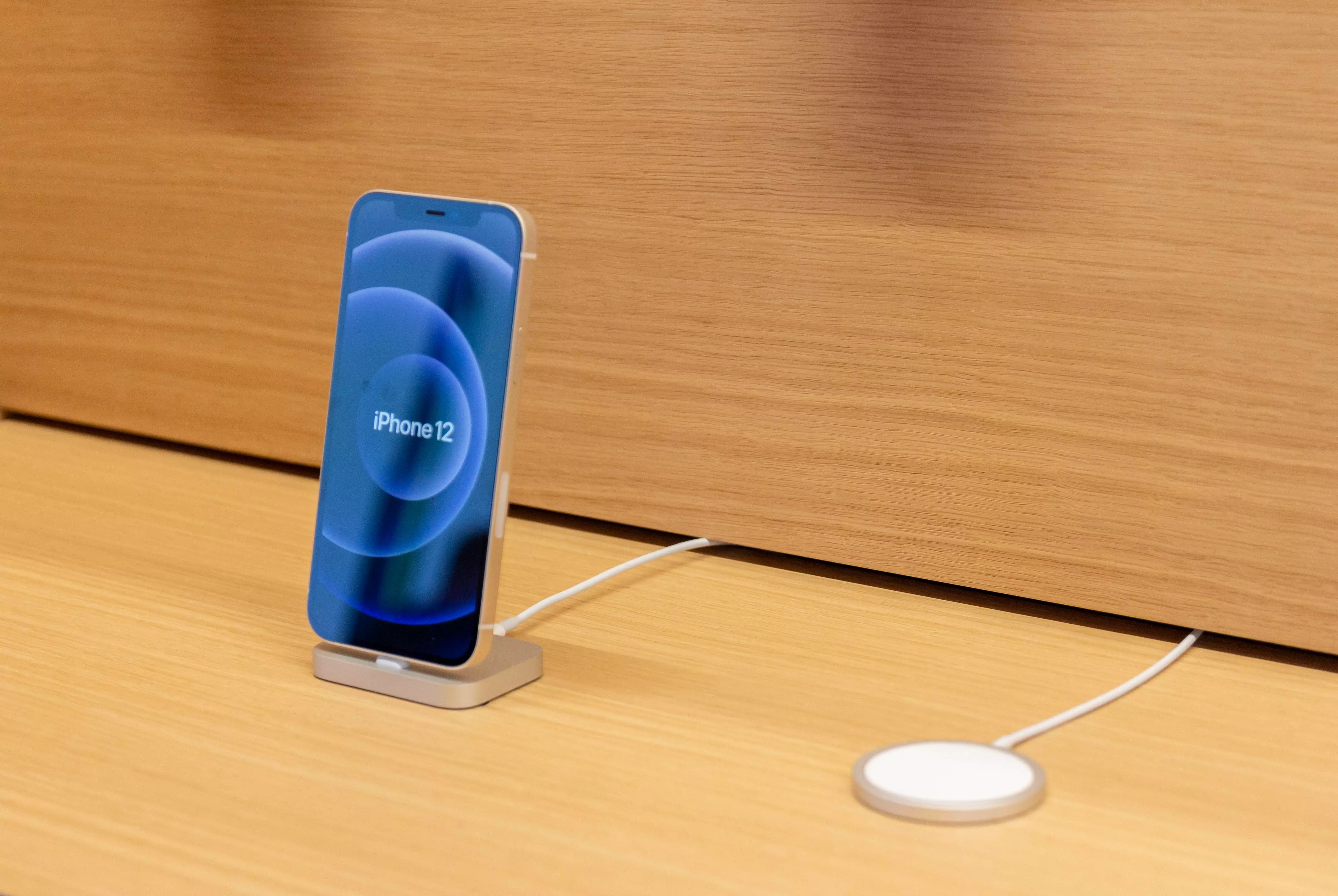 Apple Store izpostavlja dodatke za iPhone 12 MagSafe z interaktivnimi zasloni 79207_4