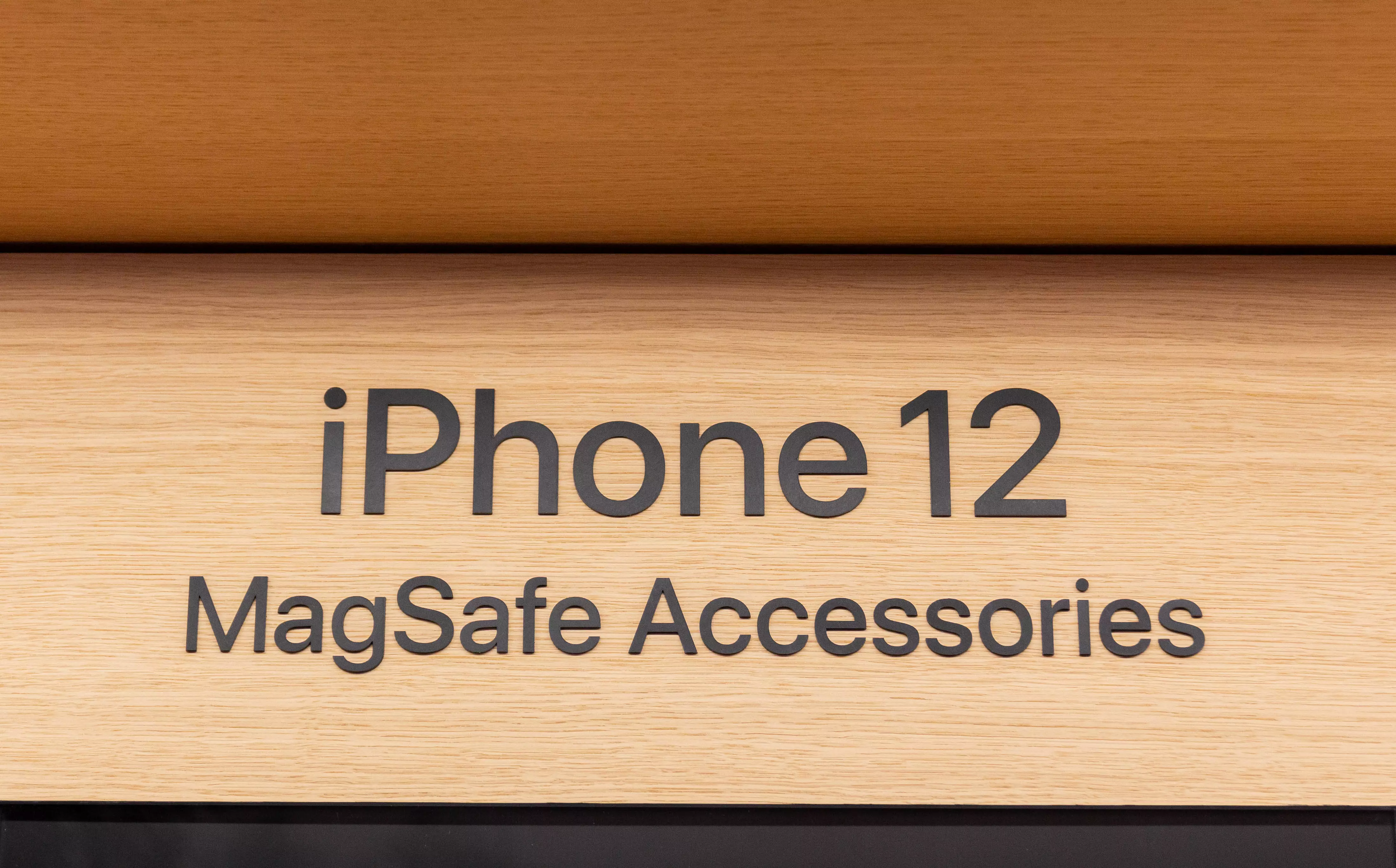 As tendas de Apple destacan os accesorios MagSafe do iPhone 12 con pantallas interactivas 79207_5