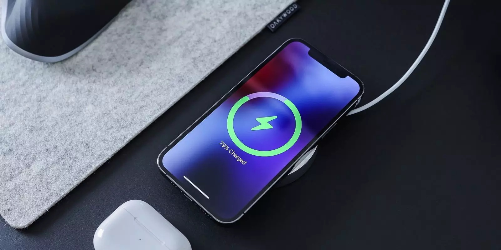 Apple, iPhone şarj cihazlarını dahil etmediği için dava açtı